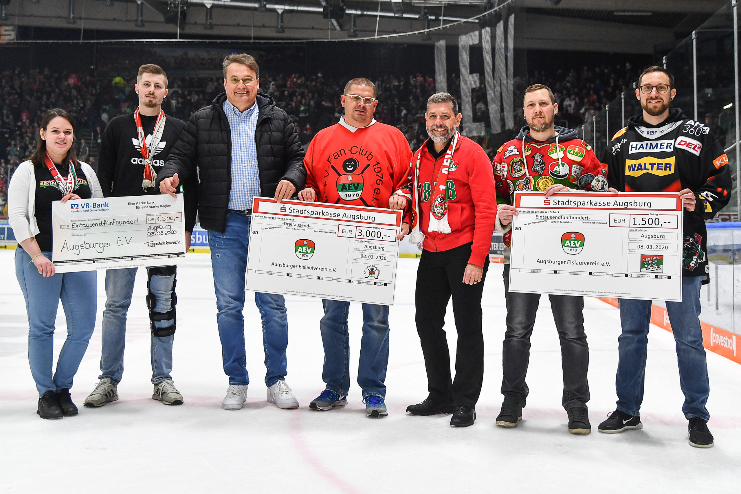 Scheckübergabe der AEV-Fans an den AEV-Nachwuchs – Augsburger ...